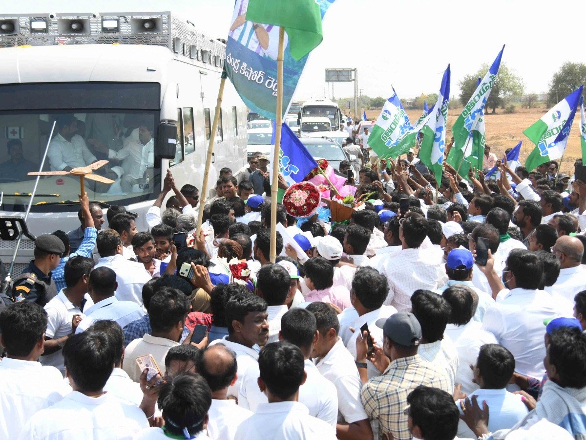 CM YS Jagan Nandyal Bus Yatra: సమరోత్సాహం.. జన సముద్రంలా నంద్యాల.. (ఫొటోలు) | Andhra Pradesh ...